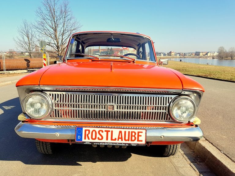 Moskwitsch mieten: Der Moskwitsch 412 - Rostlaube Dresden